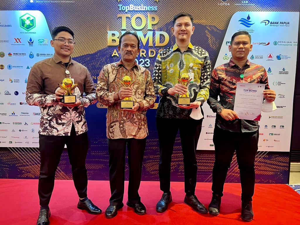 Pj Gubernur dan Bank Mustaqim Aceh Raih 3 Penghargaan Top BUMD Award 2023