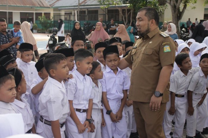 Pj Bupati Aceh Besar Apresiasi Orang Tua Murid yang Ikut Antarkan Anaknya di Hari Pertama Sekolah