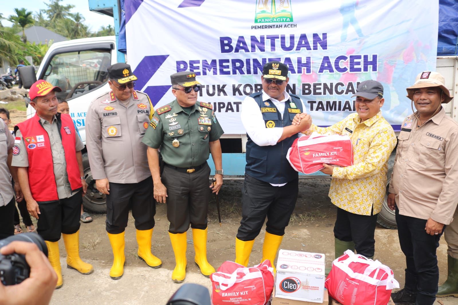 Penjabat Gubernur Safrizal Serahkan Satu Truk Bantuan untuk Pengungsi Banjir Aceh Tamiang