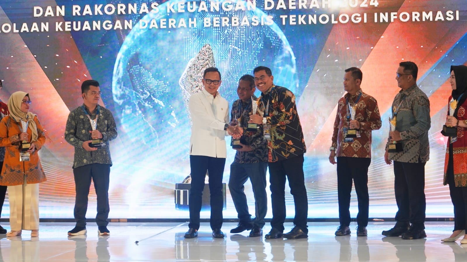 Pengelolaan Keuangan Berbuah Apresiasi, Pj Wali Kota Lhokseumawe Terima APBD Awards 2024 dari ...