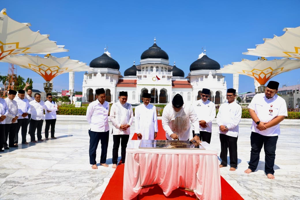 Pj Gubernur Safrizal Resmikan Rehabilitasi Payung Elektrik dan Lantai Masjid Raya Baiturrahman